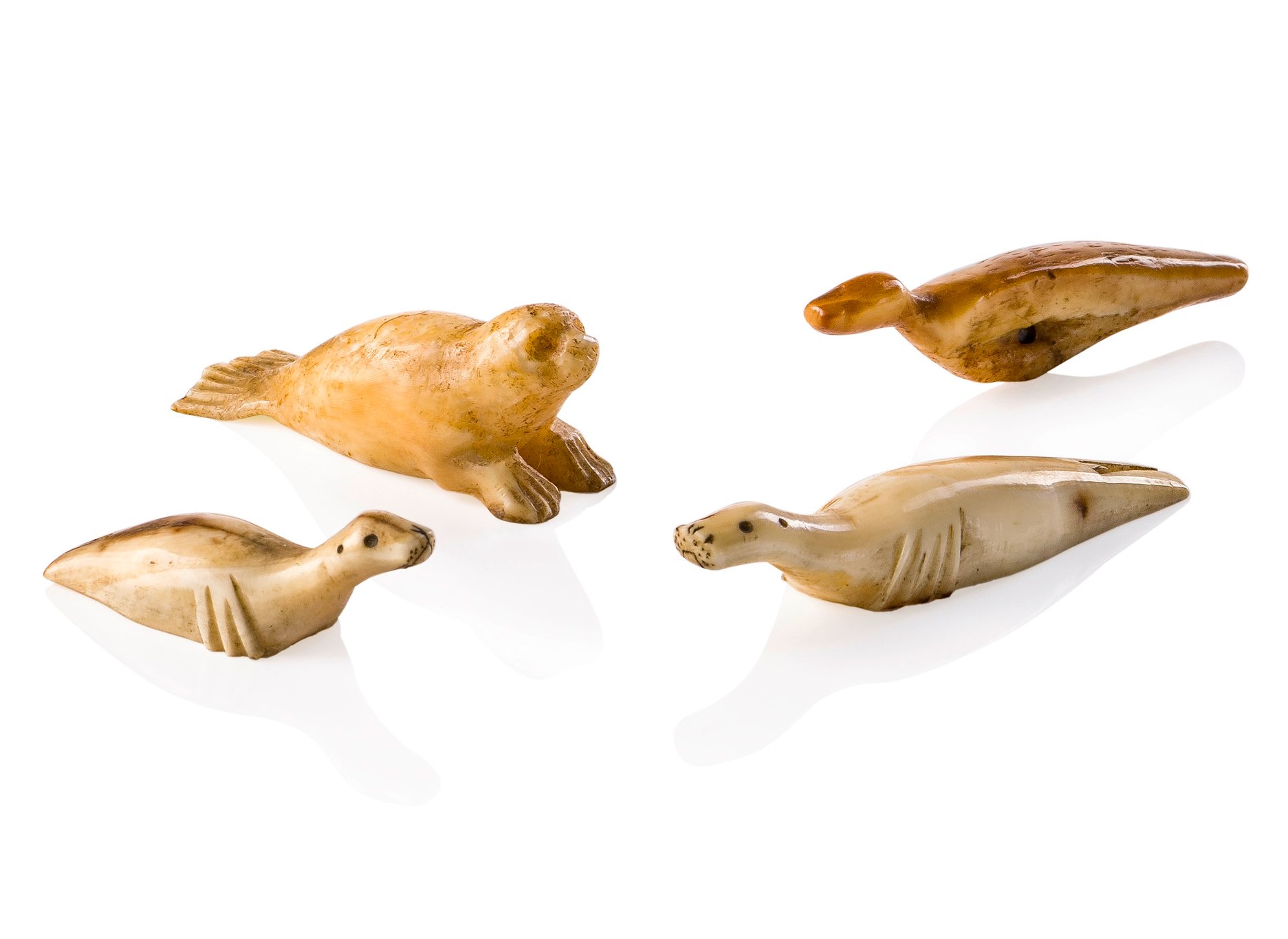 Quatre Figurines Inuit, Arctique - Artkhade